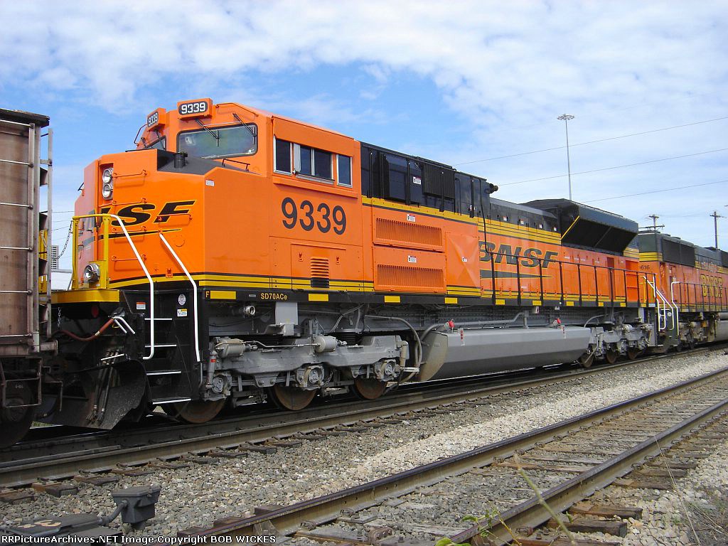BRANDY NEW BNSF SD70Ace 9339